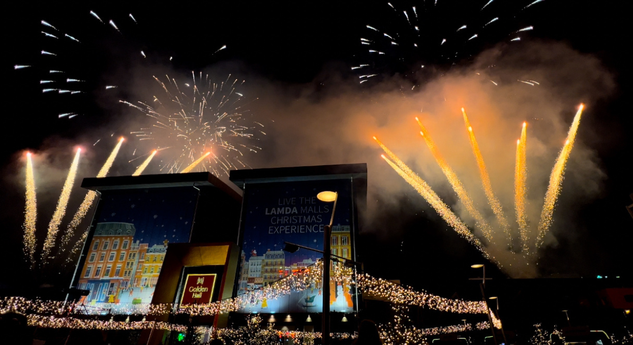 Golden Hall - Tree lighting - Nanos Fireworks